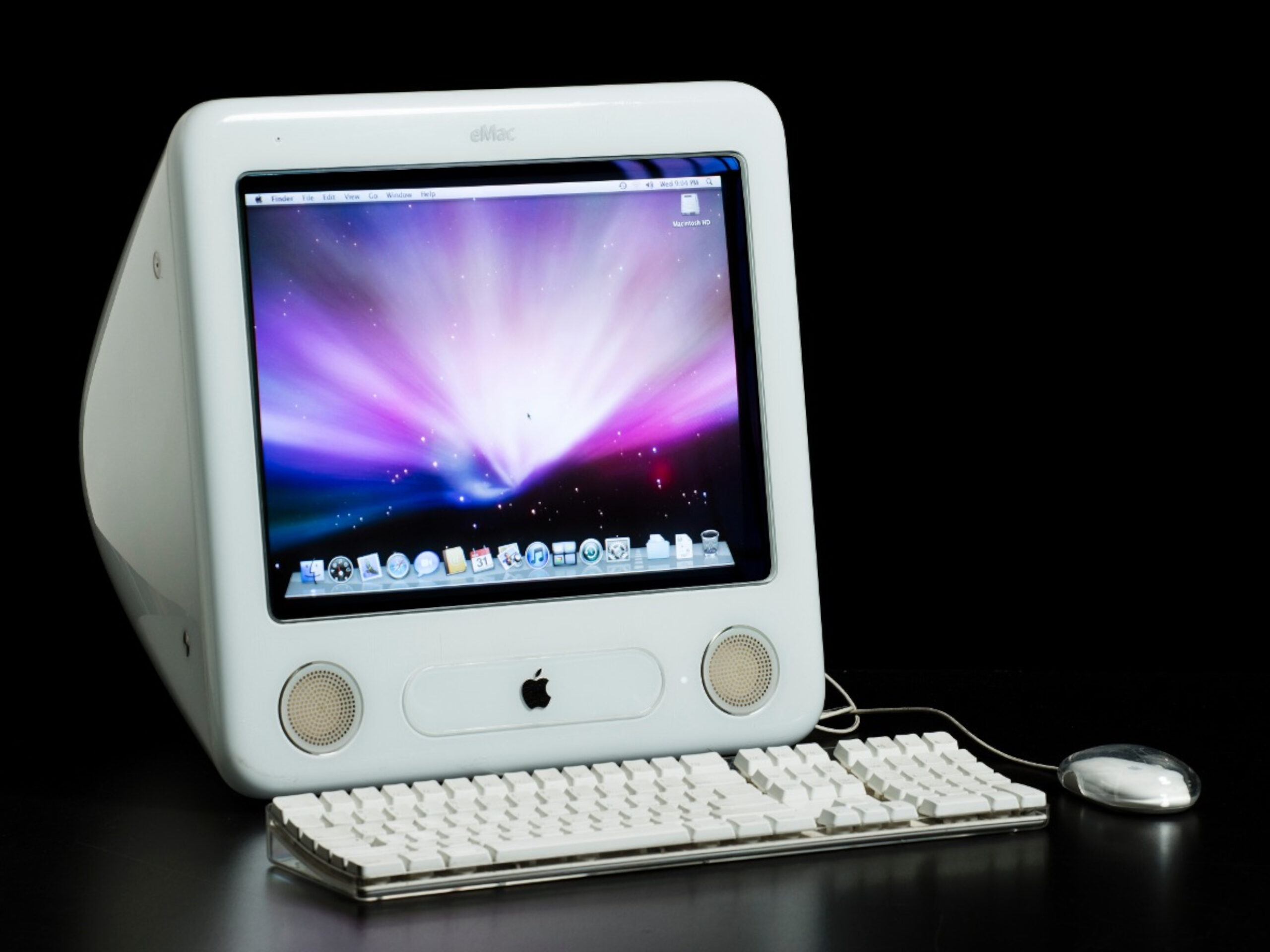 Η Apple κυκλοφόρησε τον υπολογιστή eMac - Ελληνικό Μουσείο Πληροφορικής