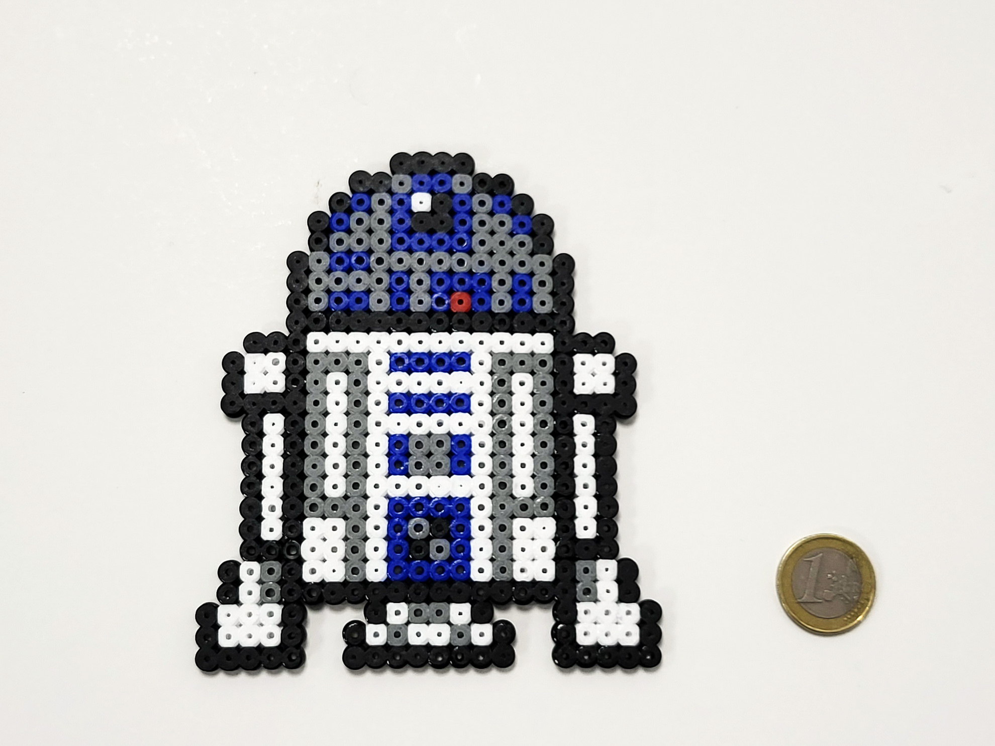 Ρομπότ R2-D2 από το Star Wars χειροποίητο pixel art - Ελληνικό Μουσείο ...